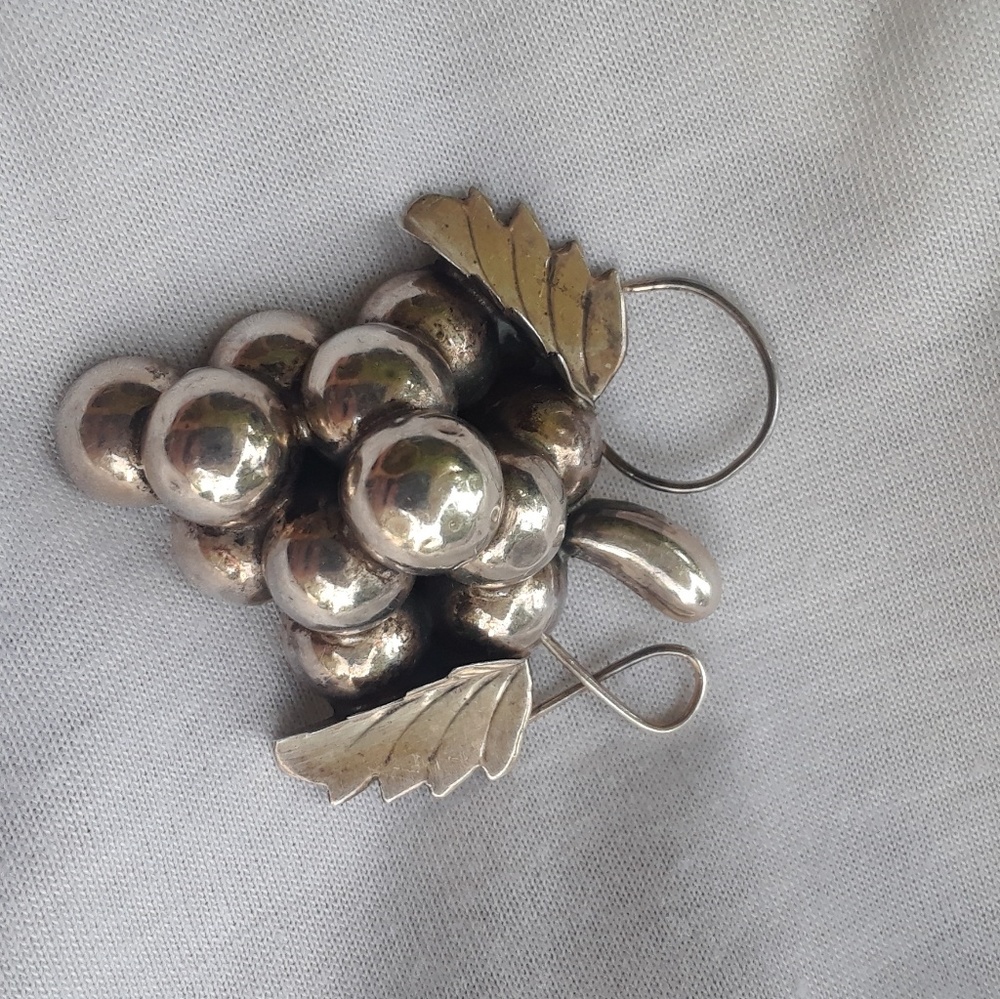 Vintage Bunch Of Grapes Brooch. Eml 925 - Gem